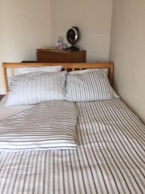 Roupas de cama premium, cofres nos quartos, escrivaninha
