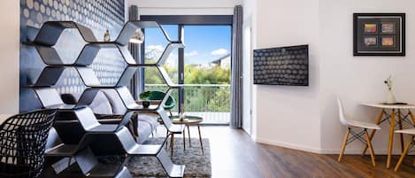 1 quarto, escrivaninha, ferros/tábuas de passar roupa, berços grátis