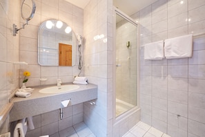 Quarto Duplo | Casa de banho | Um polibã, artigos de higiene pessoal grátis, um secador de cabelo 