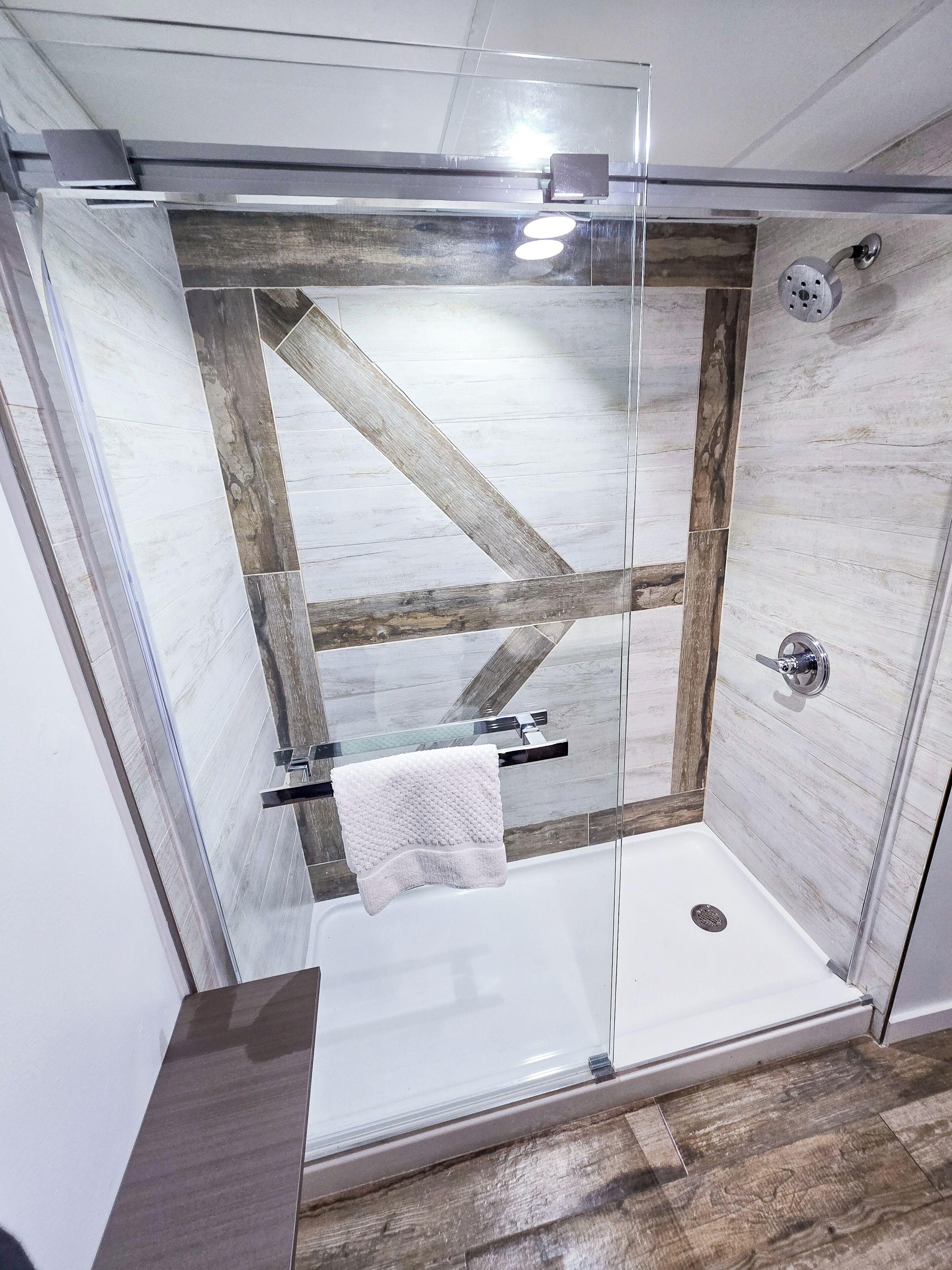 Suite-Estúdio Deluxe, 1 cama king-size, não fumadores | Casa de banho | Artigos de higiene pessoal grátis, um secador de cabelo 