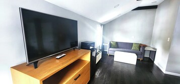 Suíte estúdio exclusiva, 1 cama King, para não fumantes | Área de estar | TV de tela plana