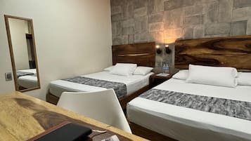 Quarto Duplo, 2 camas de casal | Ferro/tábua de engomar, Wi-fi grátis, roupa de cama fornecida