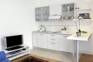 Apartamento (Telemaco) | Cozinha privada | Geladeira grande, cooktop, cafeteira/chaleira