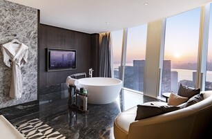 Suite Presidencial, 1 cama king-size | Casa de banho | Um polibã e uma banheira separados, uma banheira de hidromassagem 