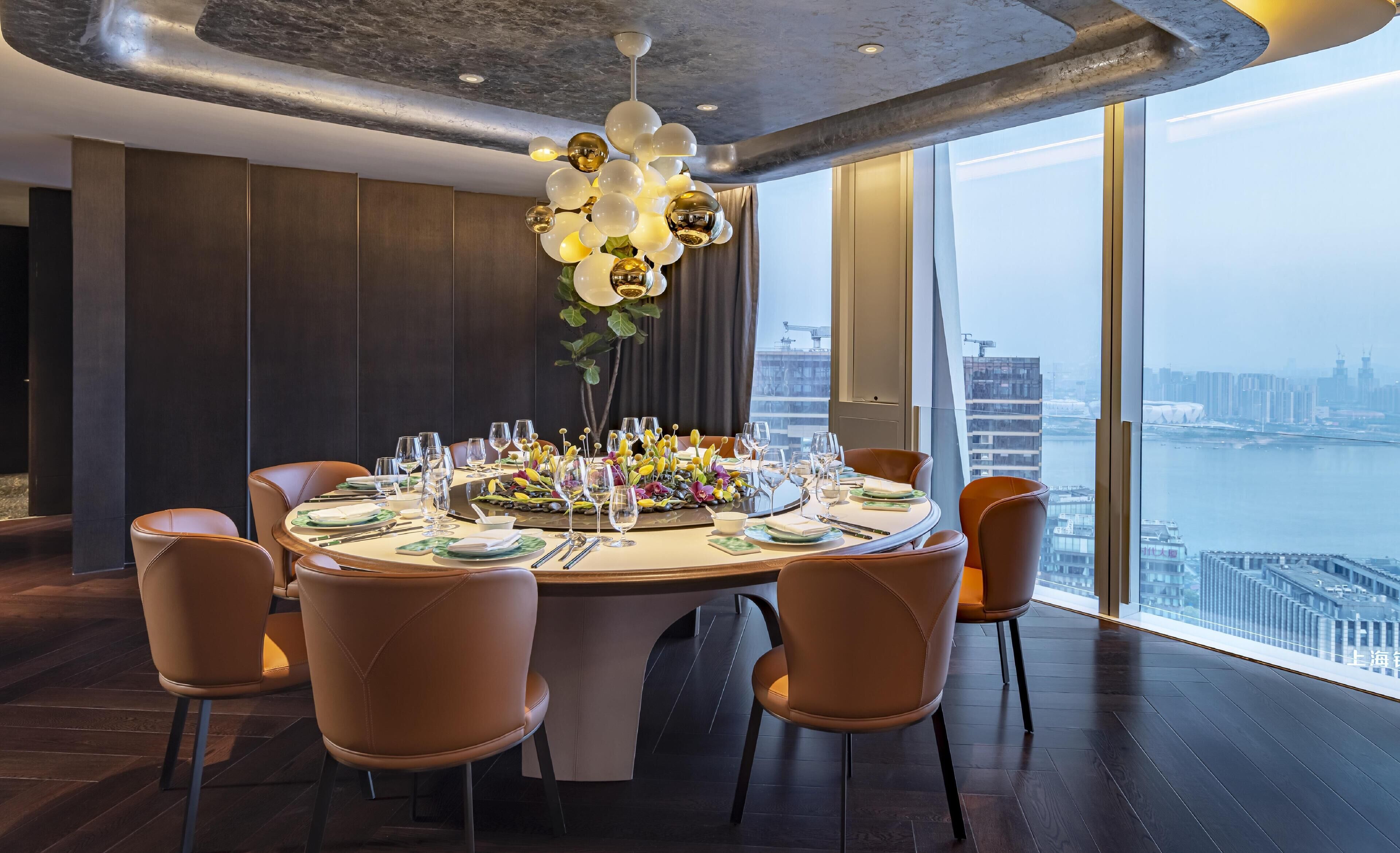 Suíte presidencial, 1 cama King | Área de estar | TV 55 polegadas com canais a cabo, dock para MP3