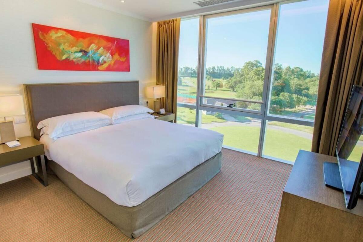 Roupas de cama premium, frigobar, cofres nos quartos, escrivaninha