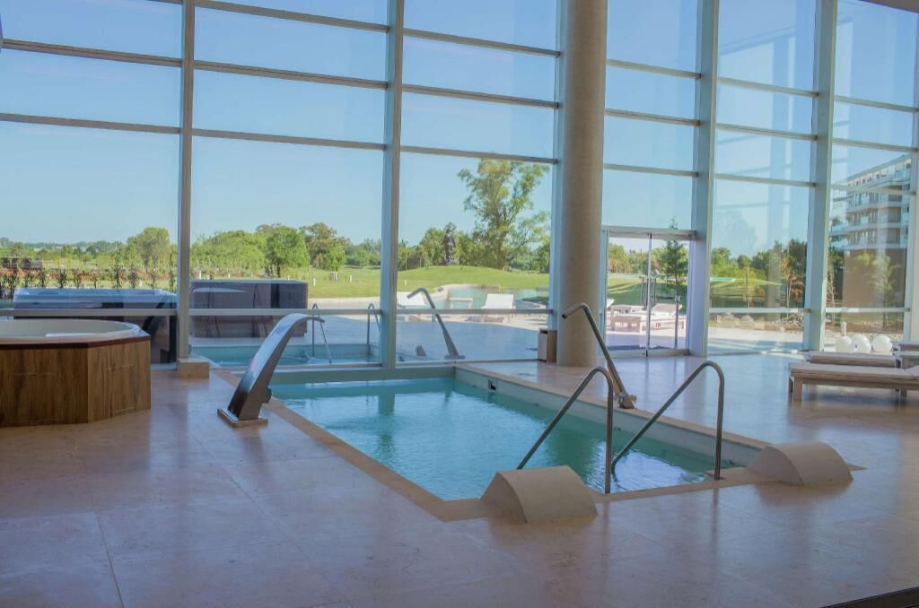 Piscina | Piscina interna, piscina externa sazonal, guarda-sóis, espreguiçadeiras