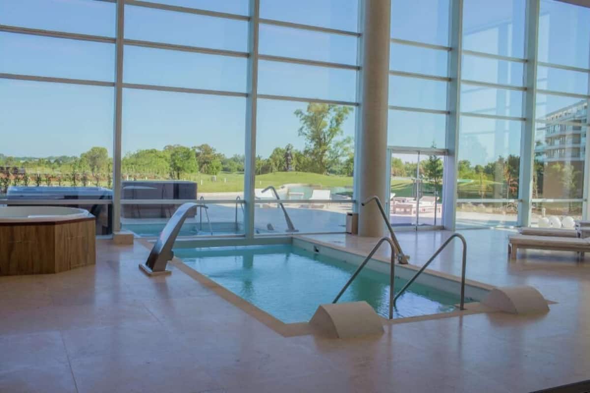 Piscina | Piscina interna, piscina externa sazonal, guarda-sóis, espreguiçadeiras