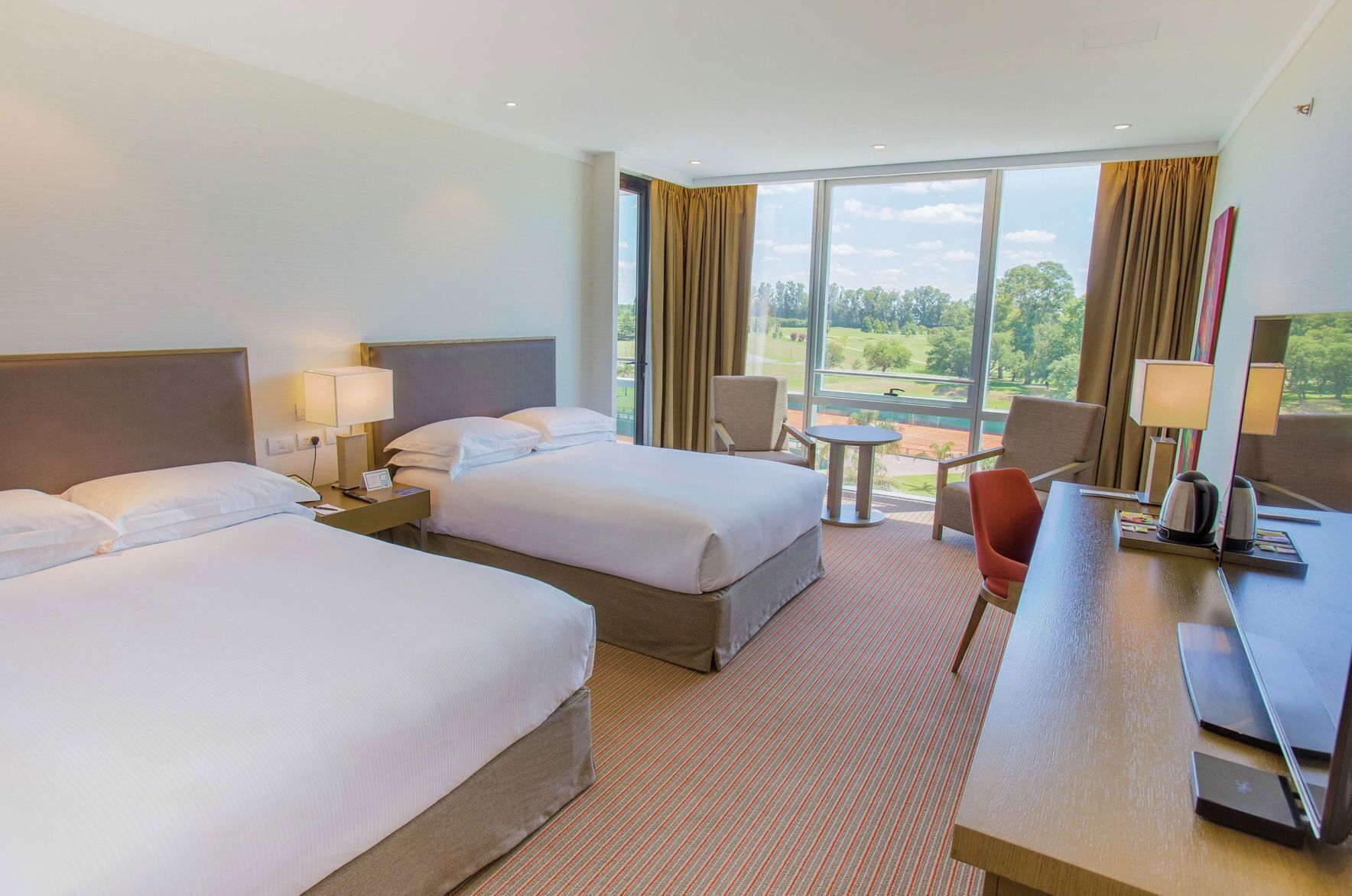 Roupas de cama premium, frigobar, cofres nos quartos, escrivaninha