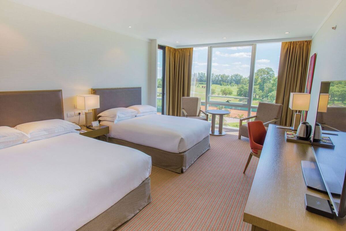 Roupas de cama premium, frigobar, cofres nos quartos, escrivaninha