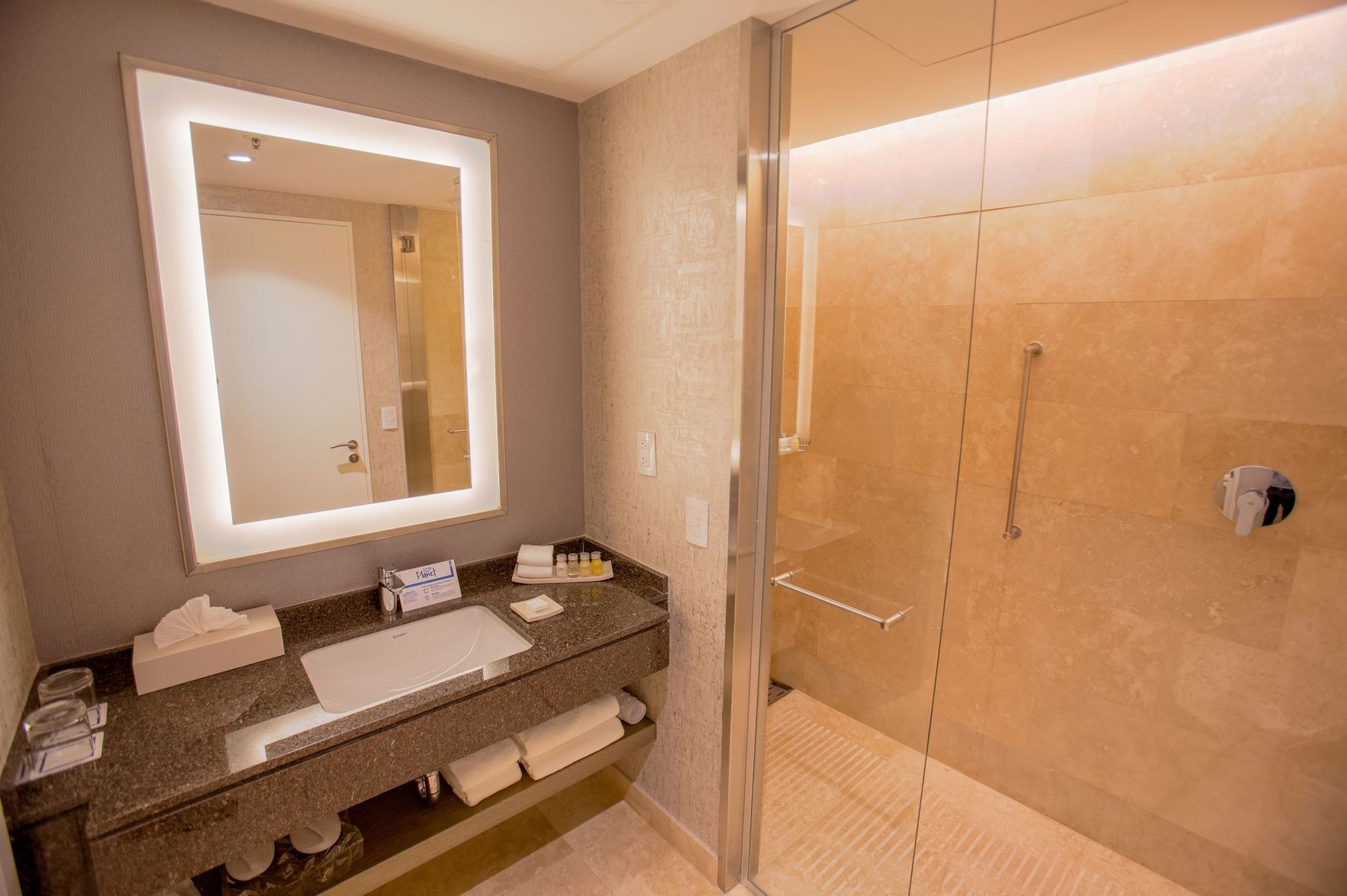 Banheiro | Produtos de toalete grátis, secador de cabelo, bidê, toalhas de banho