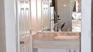 Uma combinação polibã/banheira, artigos de higiene pessoal grátis