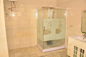 Vila executiva, 1 cama de casal | Banheiro | Chuveiro, chuveiro com efeito de chuva, produtos de toalete grátis