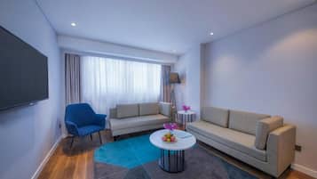 Suíte (Holiday Inn Express) | Frigobar, cofres nos quartos, escrivaninha, cortinas blackout