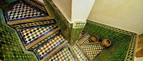 Uma escadaria com padrão de ladrilhos xadrez.