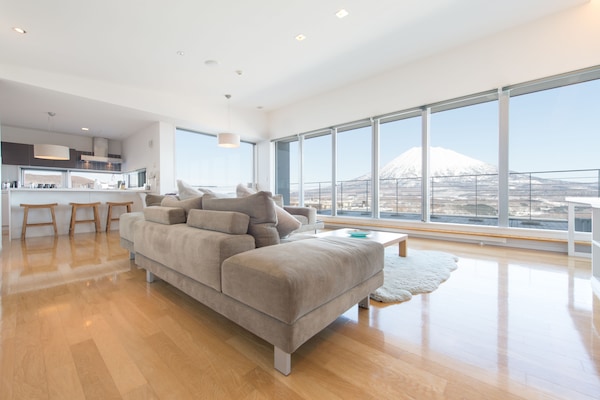 Youtei Tracks Condo 3 Bedrooms Penthouse | Cofre no quarto, quartos insonorizados, ferro/tábua de engomar