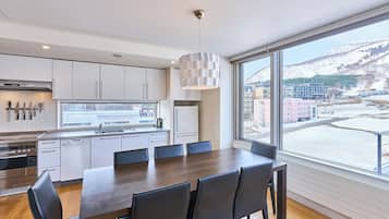 Yama Shizen Condo 2 Bedrooms Penthouse | Cozinha privada | Um frigorífico, um micro-ondas, uma cafeteira/bule