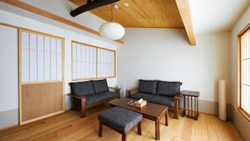 Suite Deluxe (IPPONBASHI, Shirakawa View) | Sala | TV de ecrã plano