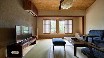 Suite Deluxe (TAIKOBASHI) | Sala de estar | TV de ecrã plano
