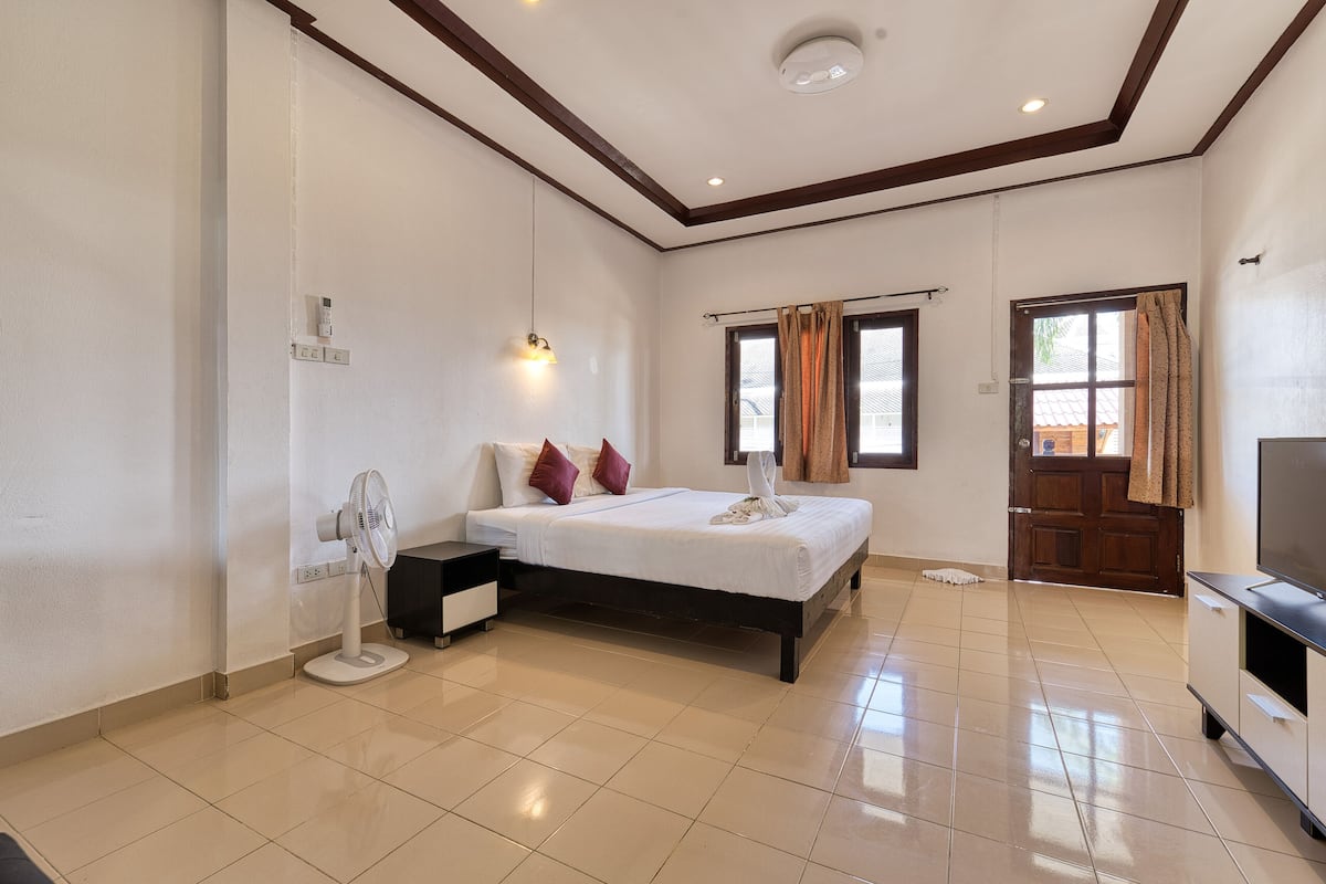 Standard Apartment with Patio - Ground Floor | Cofres nos quartos, escrivaninha, ferros/tábuas de passar roupa
