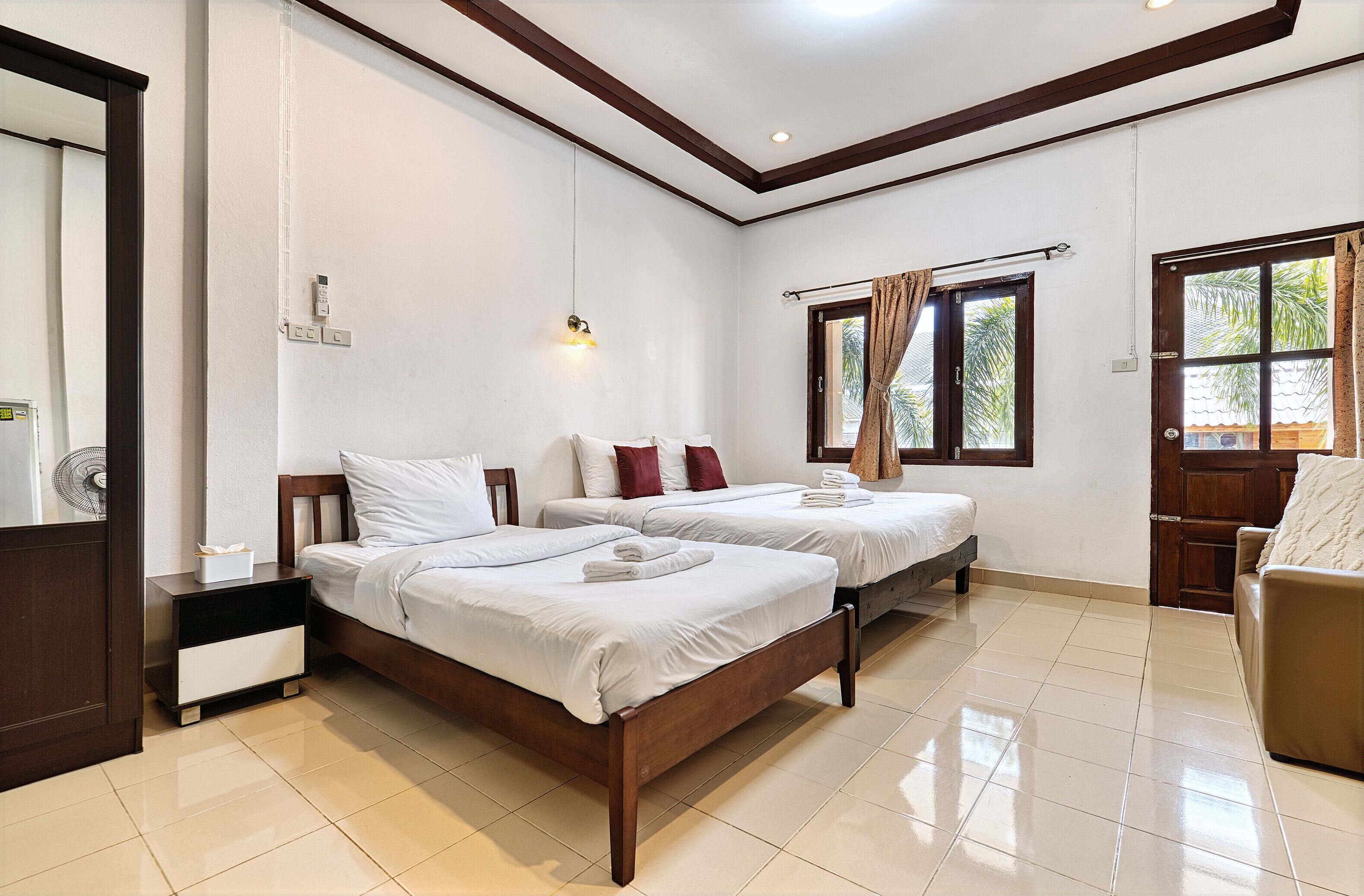 Twin Room with Balcony | Cofre no quarto, secretária, ferro/tábua de engomar, Wi-fi grátis 