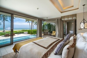 Beachfront Pool Villa | Roupa de alta qualidade, minibar, cofre no quarto, secretária 