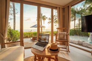 Beachfront Pool Villa | Roupa de alta qualidade, minibar, cofre no quarto, secretária