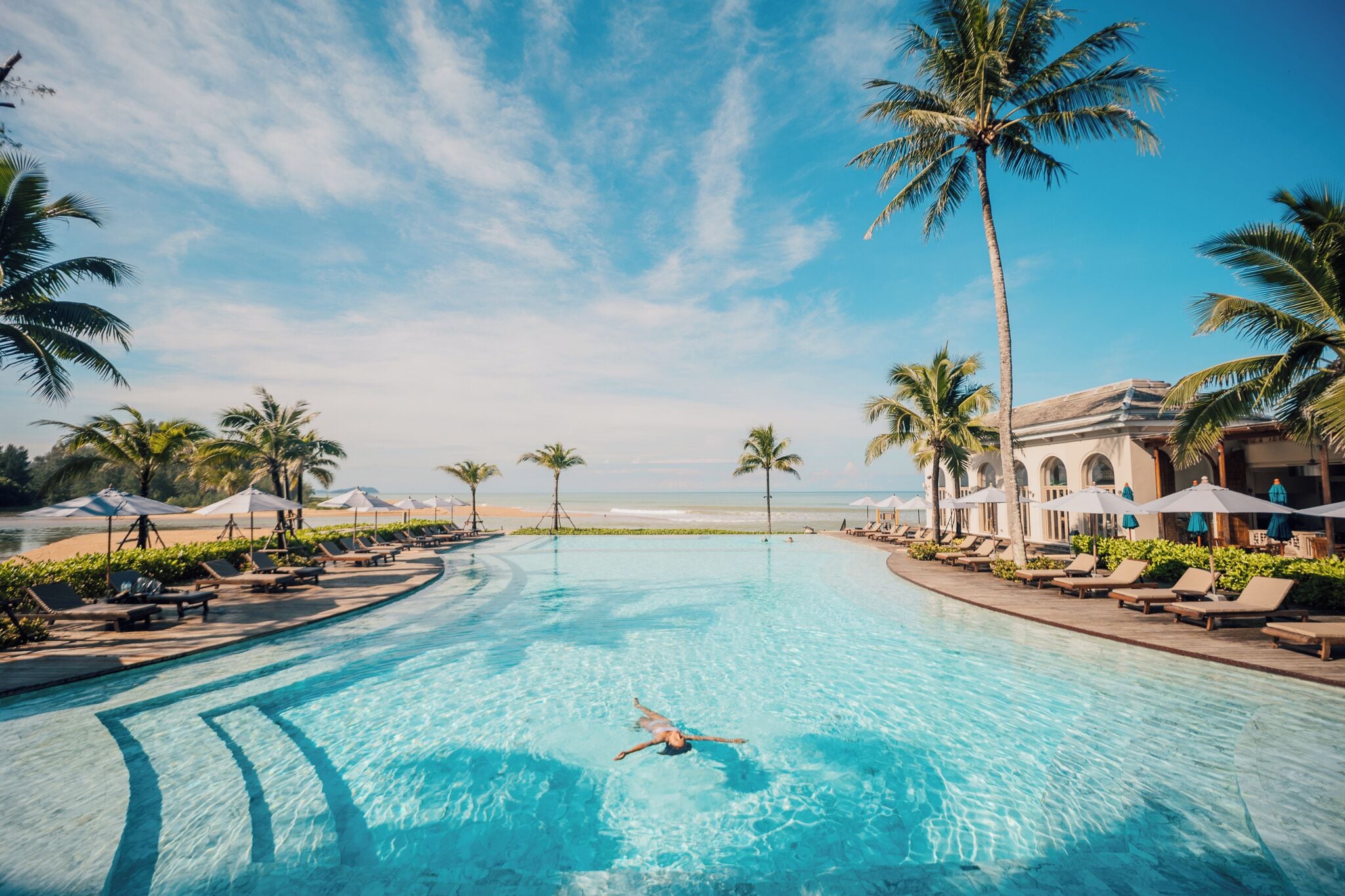 Piscina exterior, guarda-sóis, espreguiçadeiras 