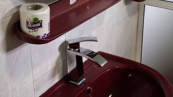 Standard Double Room | Pia do banheiro