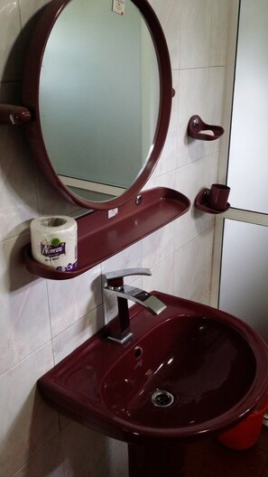 Standard Double Room | Pia do banheiro