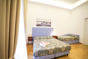 Quarto Triplo Deluxe | Roupa hipoalergénica, minibar, cofre no quarto
