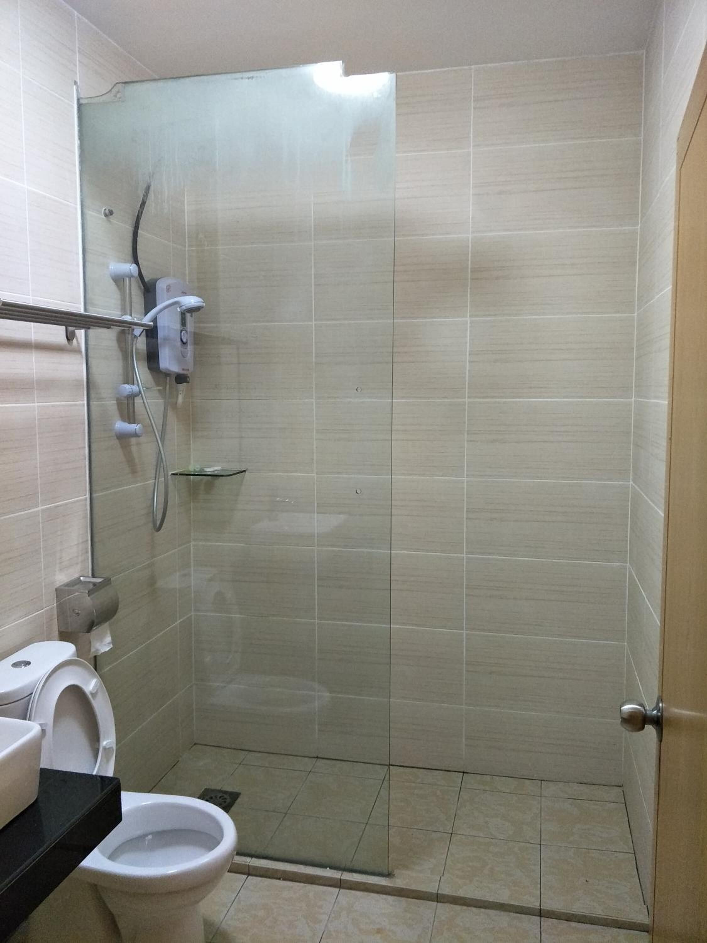 Um polibã, artigos de higiene pessoal grátis 