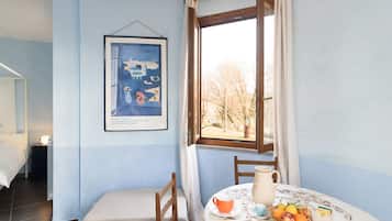 Quarto casal ou duplo luxo, vista para a piscina | Opções para refeição no quarto