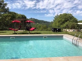 Piscina externa, espreguiçadeiras