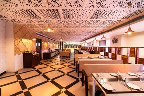 Café da manhã com buffet todos os dias (INR 300 por pessoa)