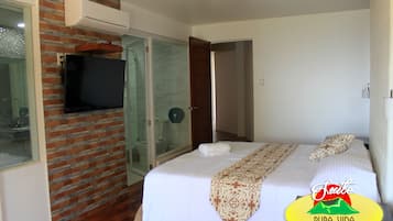 Quarto Deluxe (King) | Secretária, cortinas/cortinados opacos, ferro/tábua de engomar