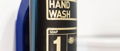 Dispensador de sabonete líquido com etiqueta indicando que contém 350ml.