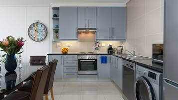 Apartamento Comfort em Condomínio Fechado, varanda, Vista para a cidade | Cozinha privada | Um frigorífico, um micro-ondas, um forno, uma placa de cozinha