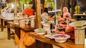 Uma mesa de buffet com diversos pratos e utensílios.
