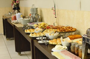 Café da manhã com buffet grátis todos os dias