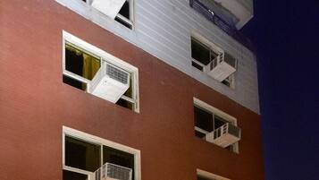 Fachada do alojamento (tarde/noite)