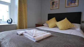 Escrivaninha, ferros/tábuas de passar roupa, Wi-Fi de cortesia