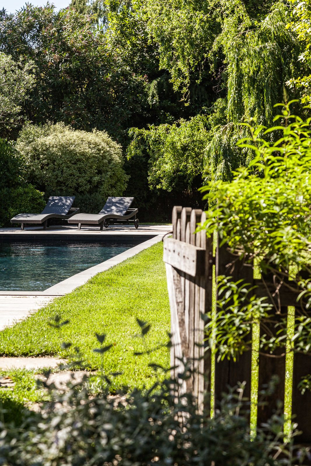 Piscina externa sazonal, guarda-sóis, espreguiçadeiras
