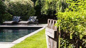 Piscina externa sazonal, guarda-sóis, espreguiçadeiras