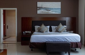 Suíte executiva, 1 cama King, para não fumantes | Roupas de cama premium, cofres nos quartos, individualmente decorados