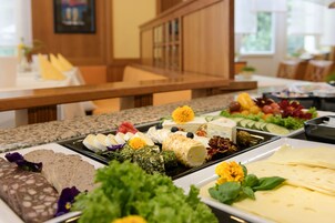 Pequeno-almoço tipo buffet diário mediante uma taxa 