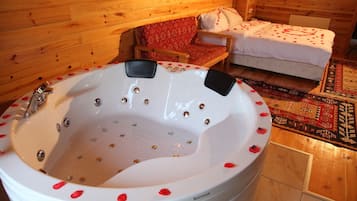 Suite, banheira de hidromassagem | Minibar, secretária, ferro/tábua de engomar, roupa de cama fornecida