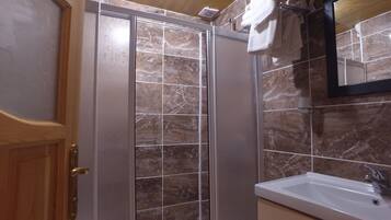 Artigos de higiene pessoal grátis, um secador de cabelo, chinelos