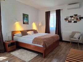 Quarto Triplo Deluxe | Minibar, cofre no quarto, secretária, quartos insonorizados 