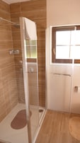 Quarto Triplo Deluxe | Duche na casa de banho